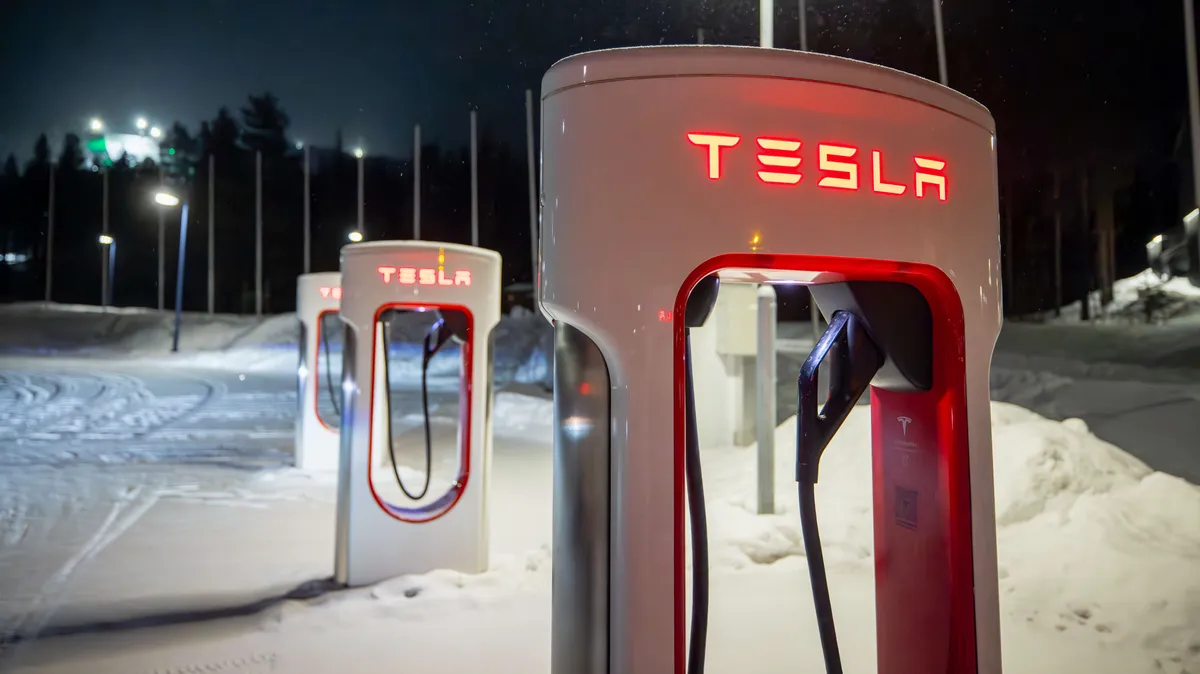 Teslan kurssilasku pyyhkäisi Muskilta 100 miljardia dollaria – he ...