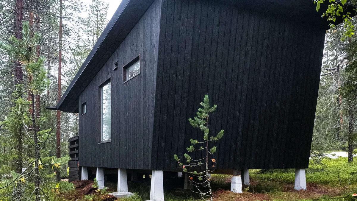 Vuosisatoja vanha käsittely tekee puusta uniikin näköistä ja vettä ...