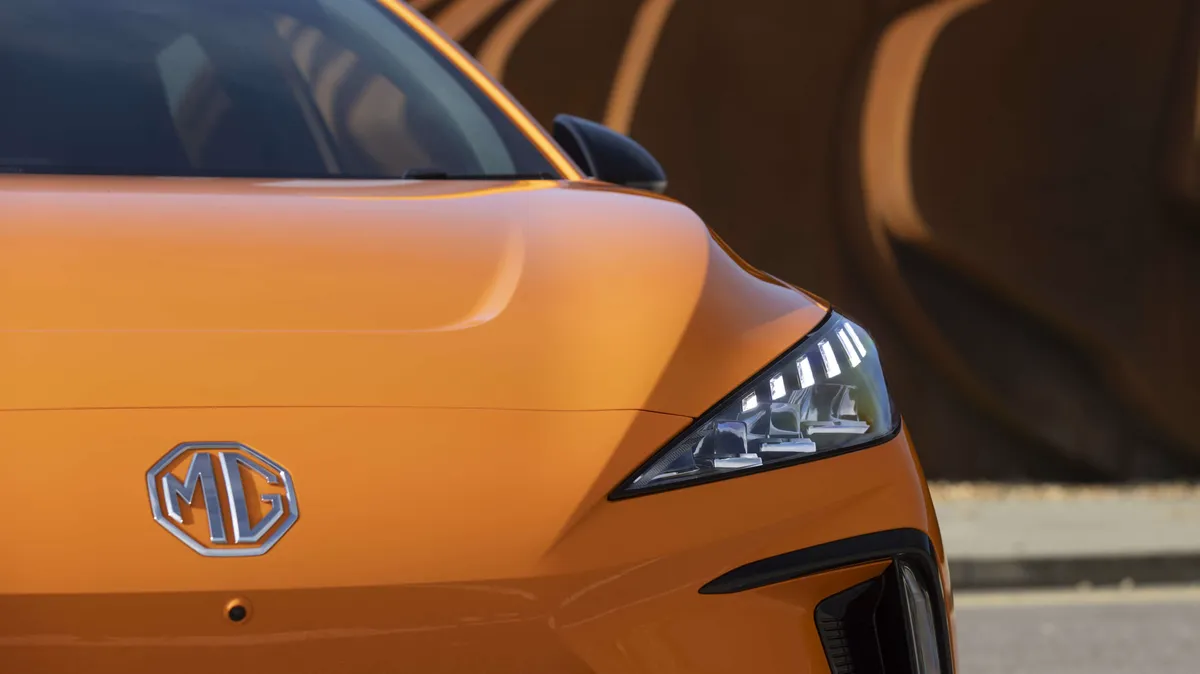 180 kW, nollasta sataan 6,5 s, kantama 520 km 77 kWh akulla ja takuu ...