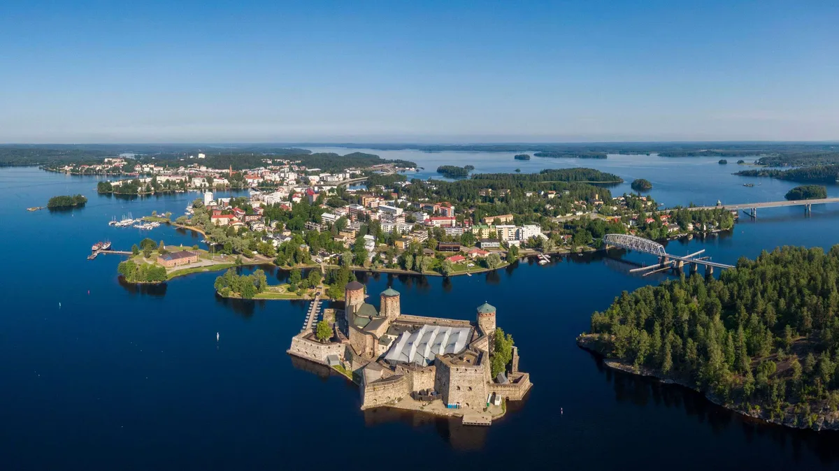 Kyösti Kakkosen pitsihuvila, lisää luksusmökkejä ja suorat lennot Keski ...