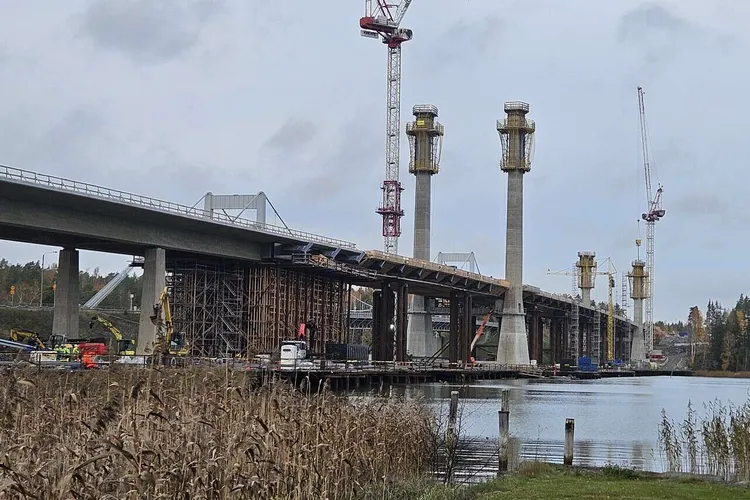 Kirjalansalmen uusi silta notkahti lauantaina – 15 000 asukkaan ...
