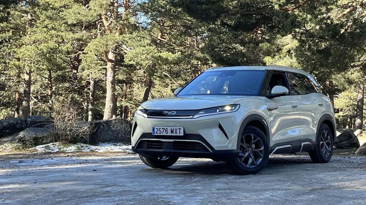 Maailman suurin ladattavien autojen valmistaja tuo Suomeen ...