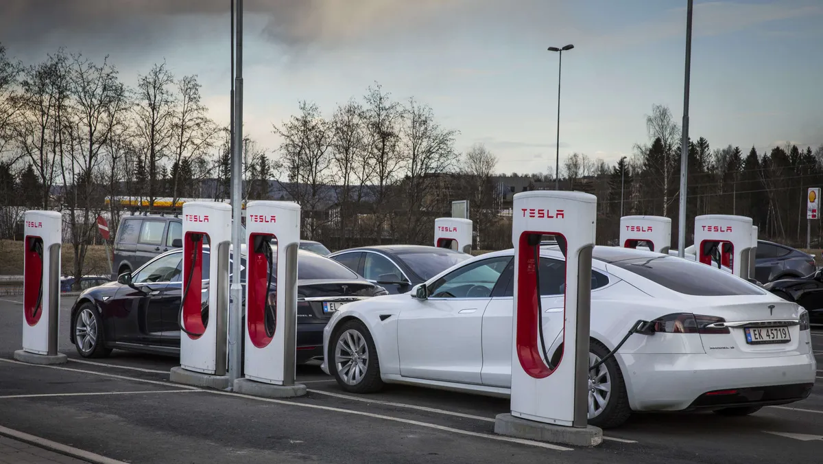 Pohjoismaat sähköautoistuvat ennätysvauhtia – Markkinajohtajalla 70 % ...