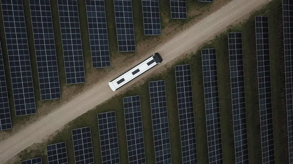 Pohjoismaiden suurin aurinkovoimapuisto tippui sähköverkosta – johto ...