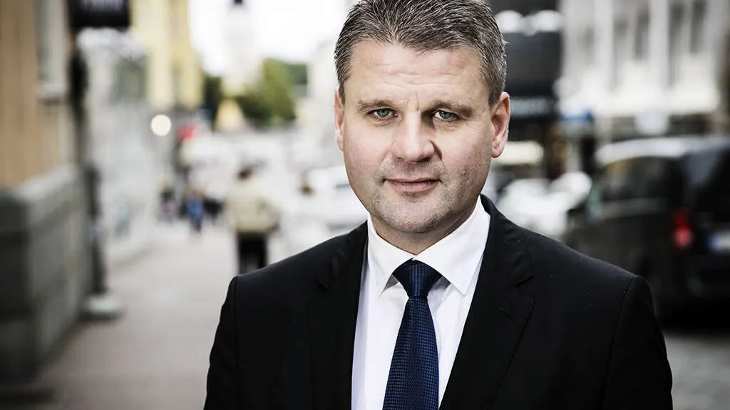 Vain vuoden Aktia Pankin toimitusjohtajana toiminut Martin Backman ...