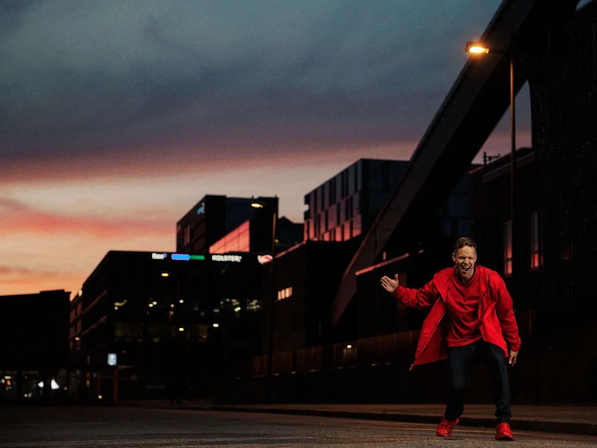 Viittomakielisen rap-artisti Signmarkin ja Suomen McDonald’sin kampanja ...