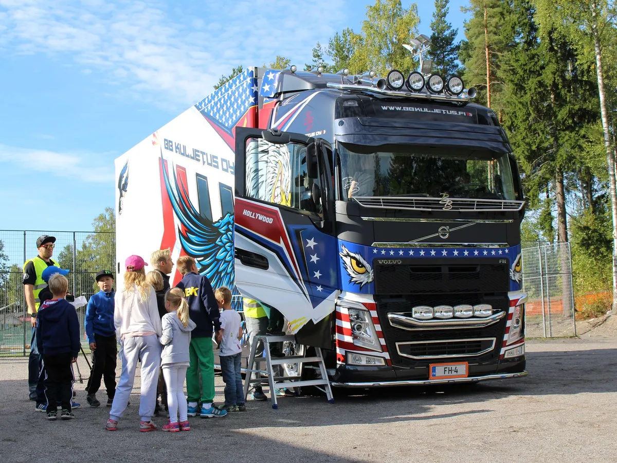 Konkreettista liikenneturvallisuustyötä Rekka liikenteessä -kampanjan ...