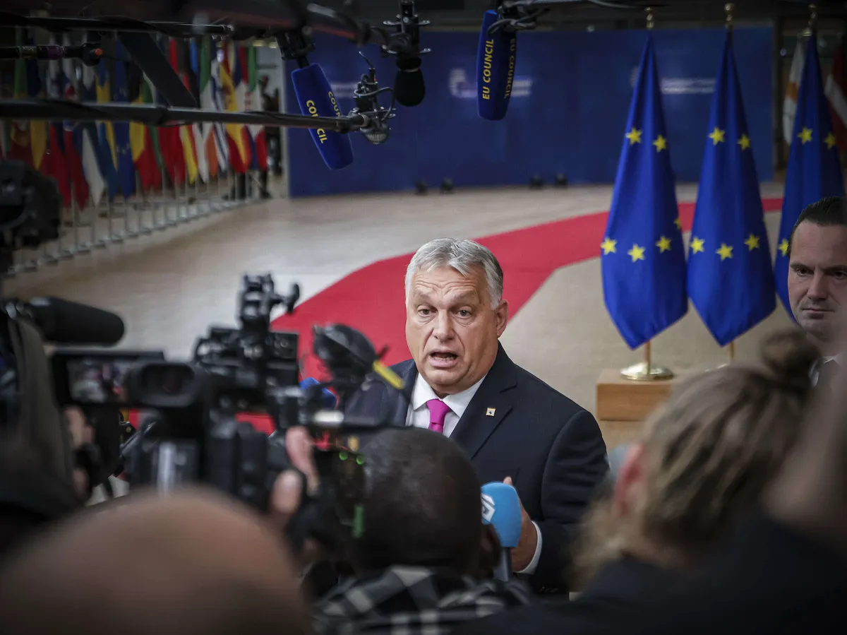 Arvoton show: Unkarin Viktor Orbán pitää EU:ta pihtiotteessaan ...