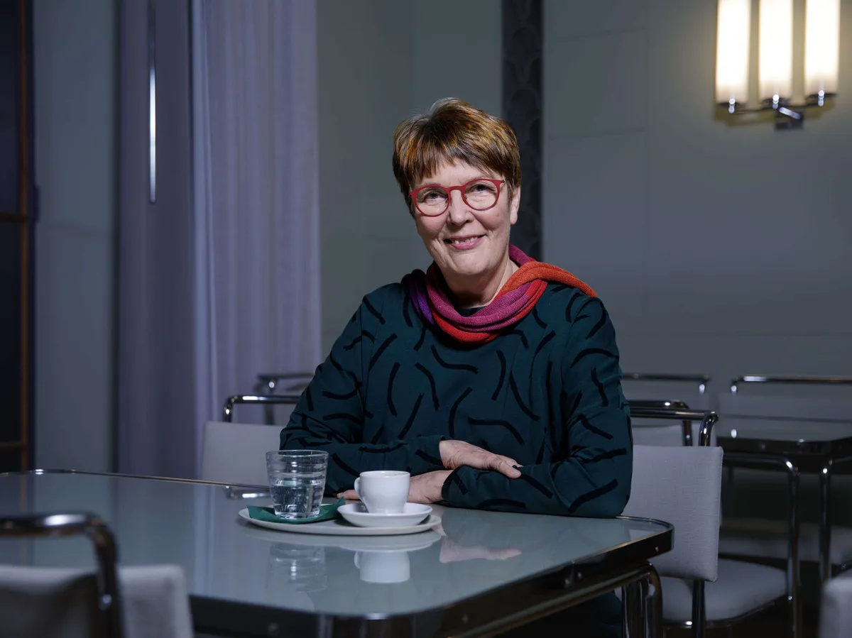 Satu Hassi saa EU-vuosiltaan jo eläkettä ja kansanedustajan palkkaa ...