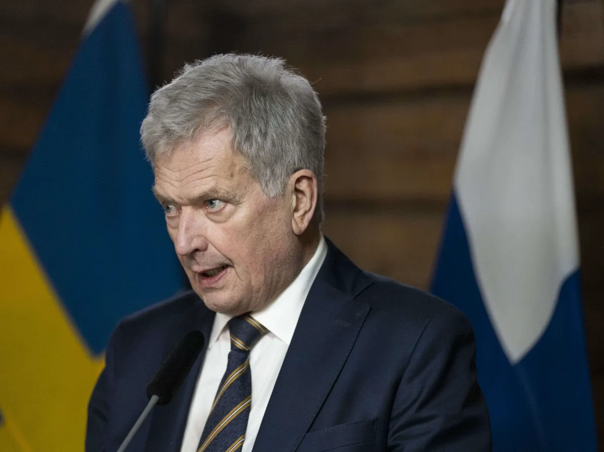 Presidentti Sauli Niinistö ja ministerit pitivät poikkeuskokouksen ...