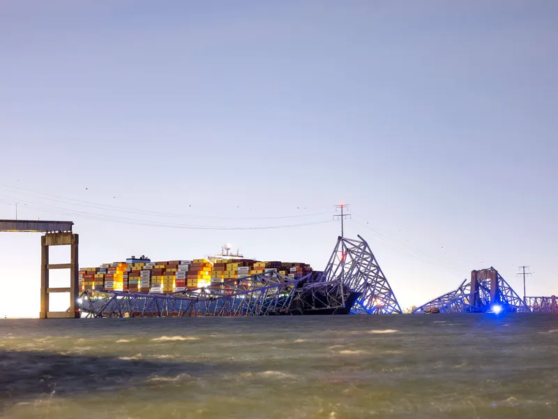 Baltimoressa romahtaneen sillan osien siivous pois vedestä on aloitettu ...