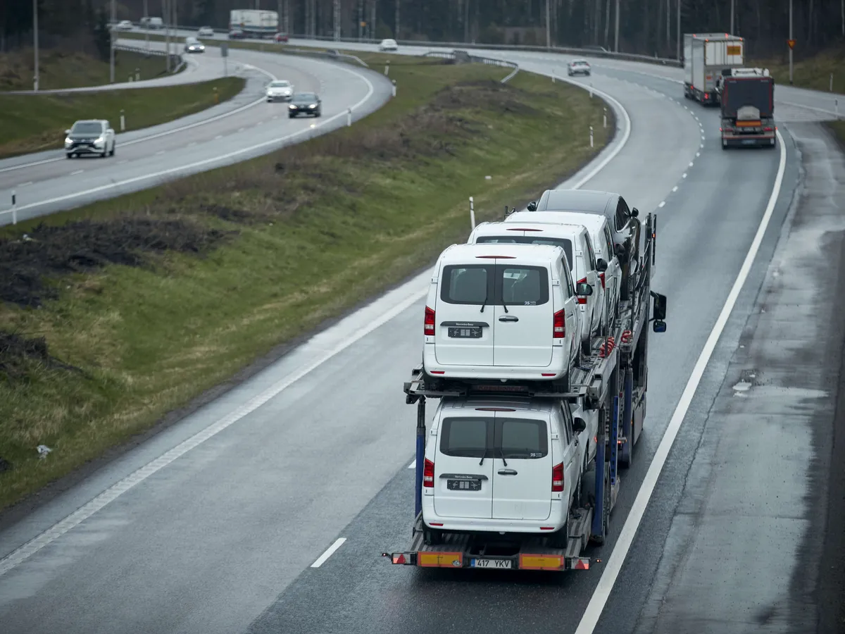 Tuhansia autoja jumissa satamissa – lakot iskevät autokauppaan ...