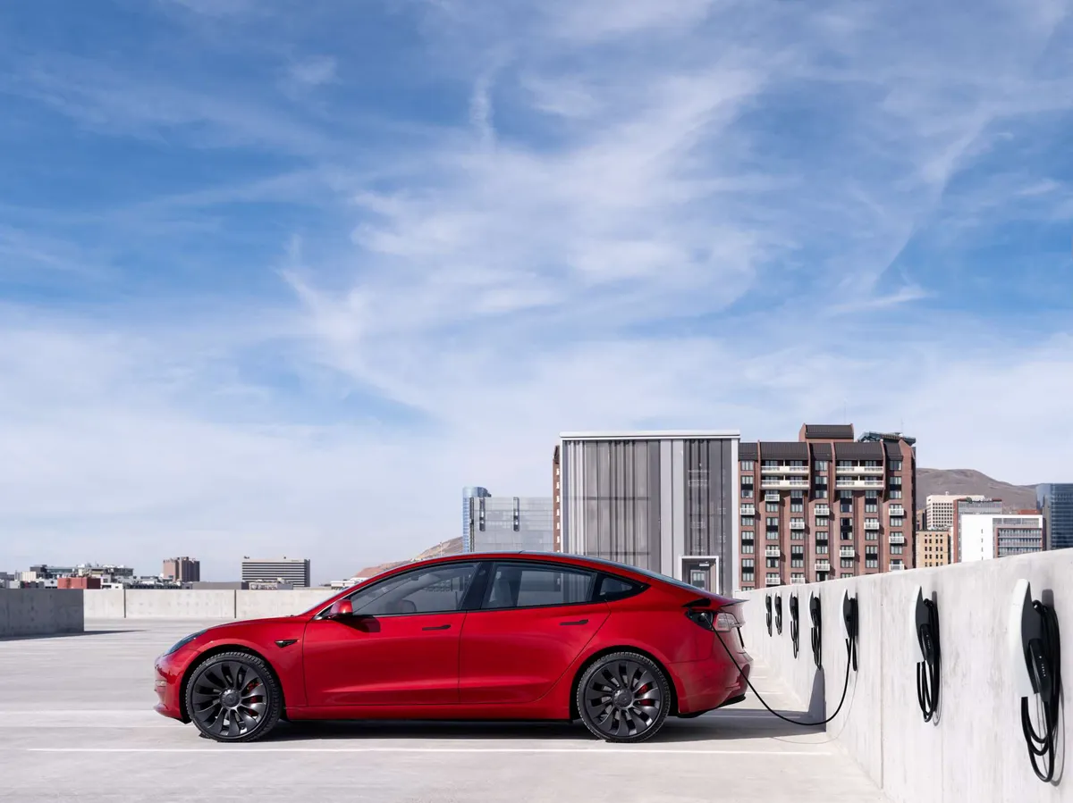 Tuore selvitys: Kovat helteet nakertavat sähköautojen toimintamatkaa ...