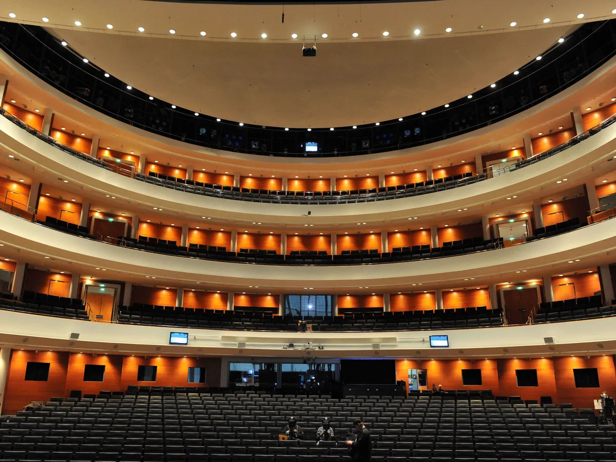 Kansallisooppera uhmaa uusia koronarajoituksia, joiden ...