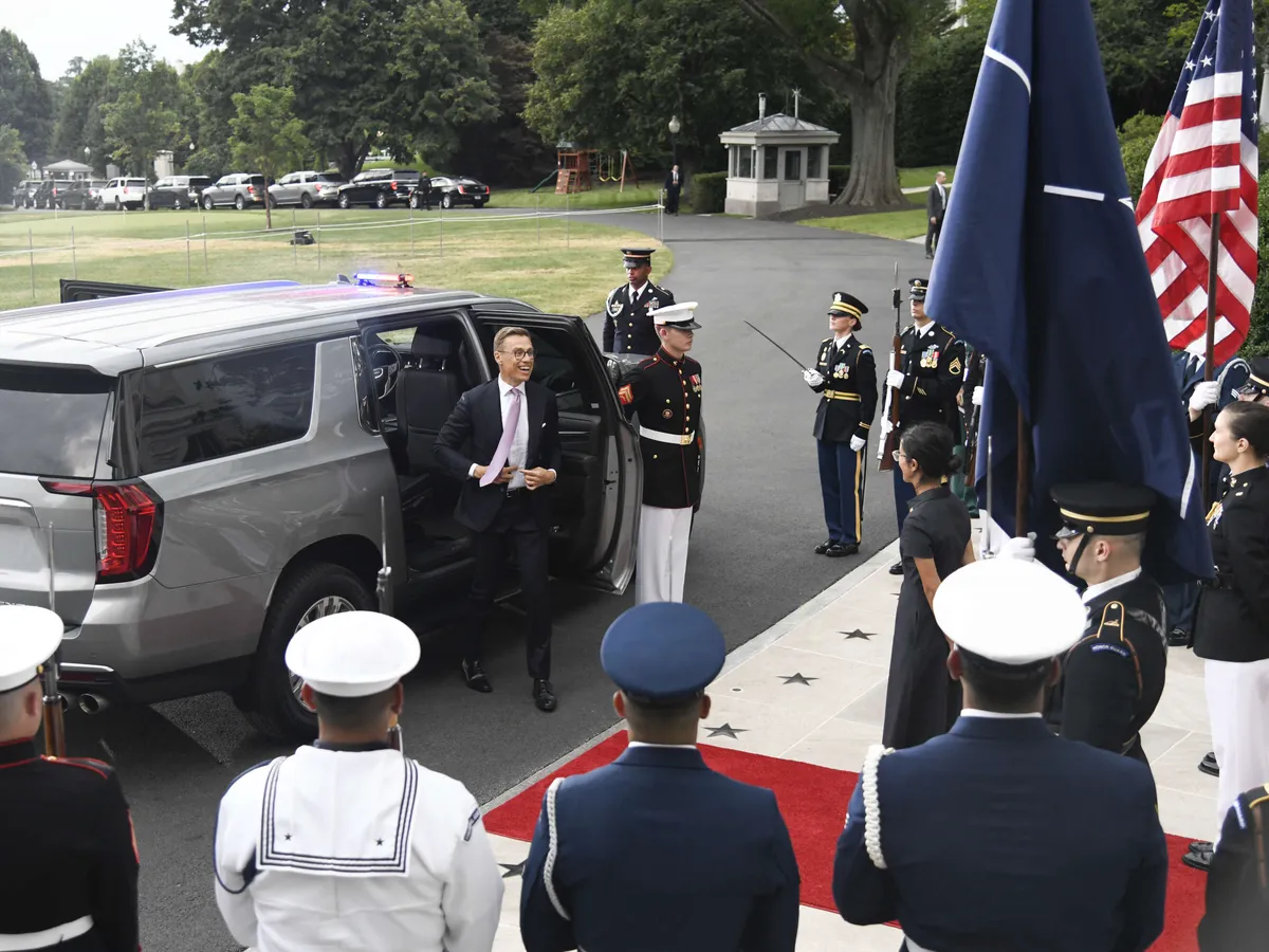 Stubb kertoo ensivisiitistään Valkoisessa talossa: Sotilassoittokunta ...