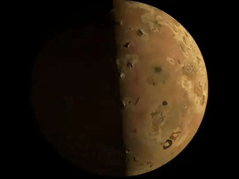 Juno-luotain nappasi Jupiterin Io-kuusta yhden tarkimmista kuvista ...