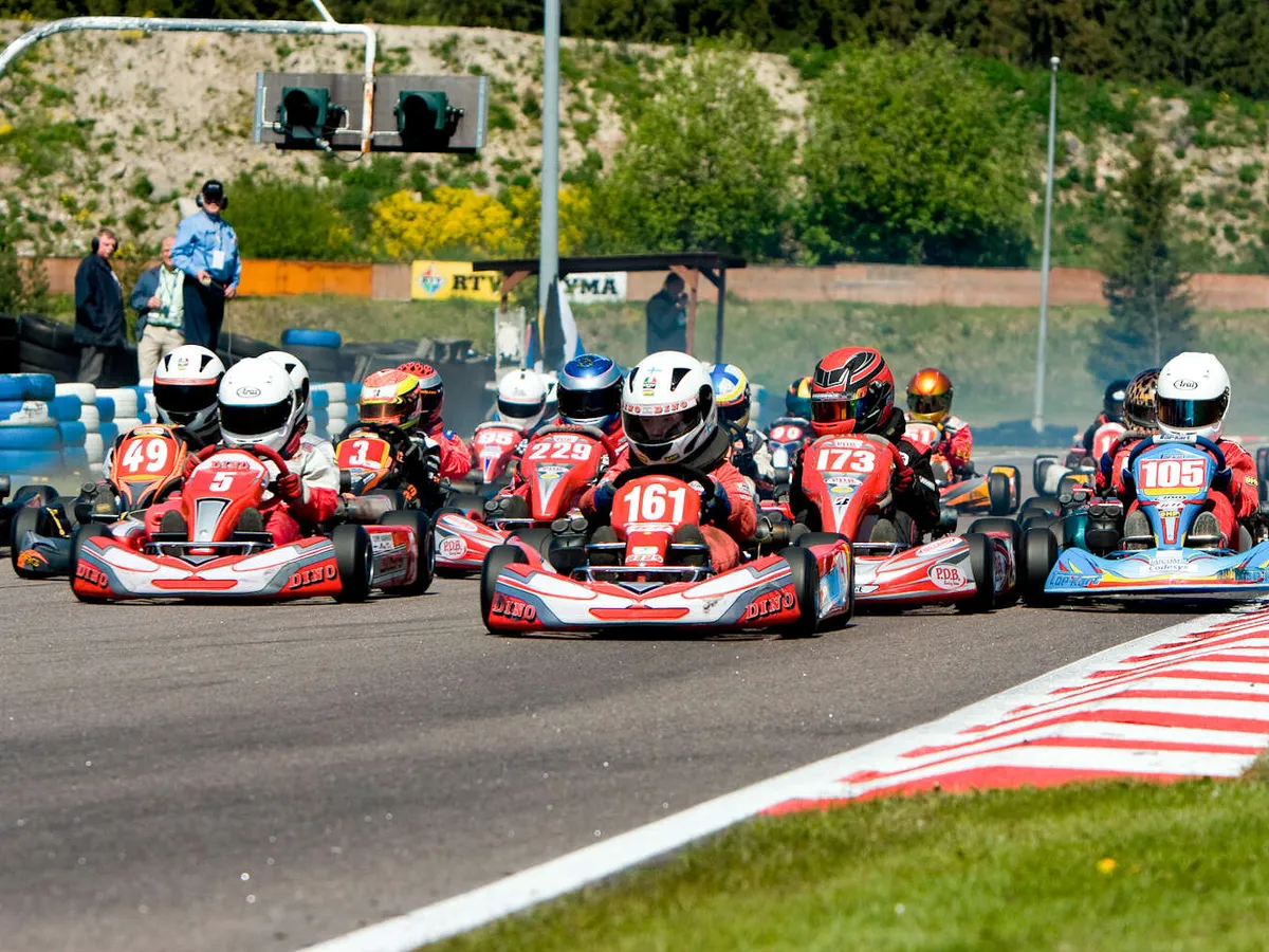 Kartingin keksijä Art Ingels herätti mikroautollaan hilpeyttä varikolla ...